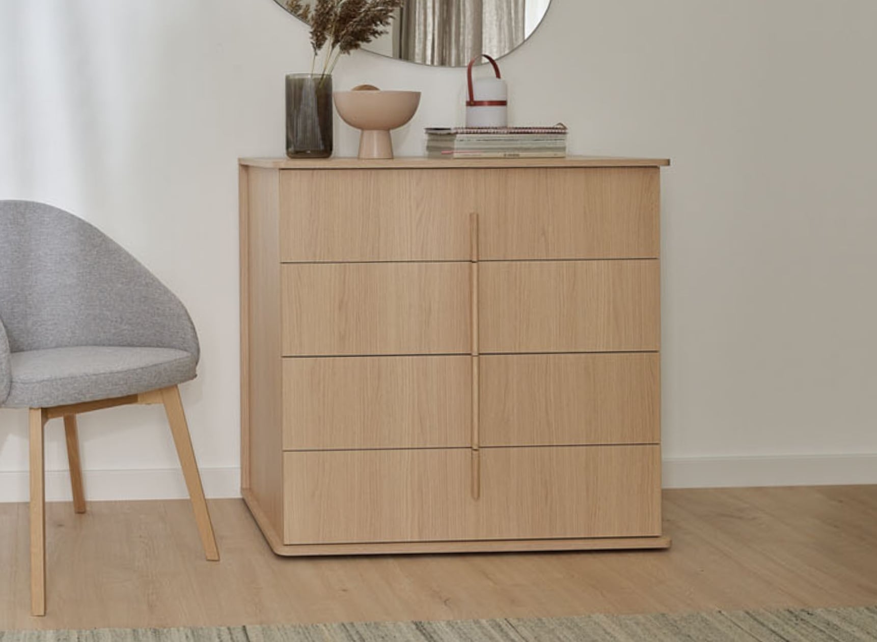 Commode 4 tiroirs SINA en Chêne Clair, élégante et pratique